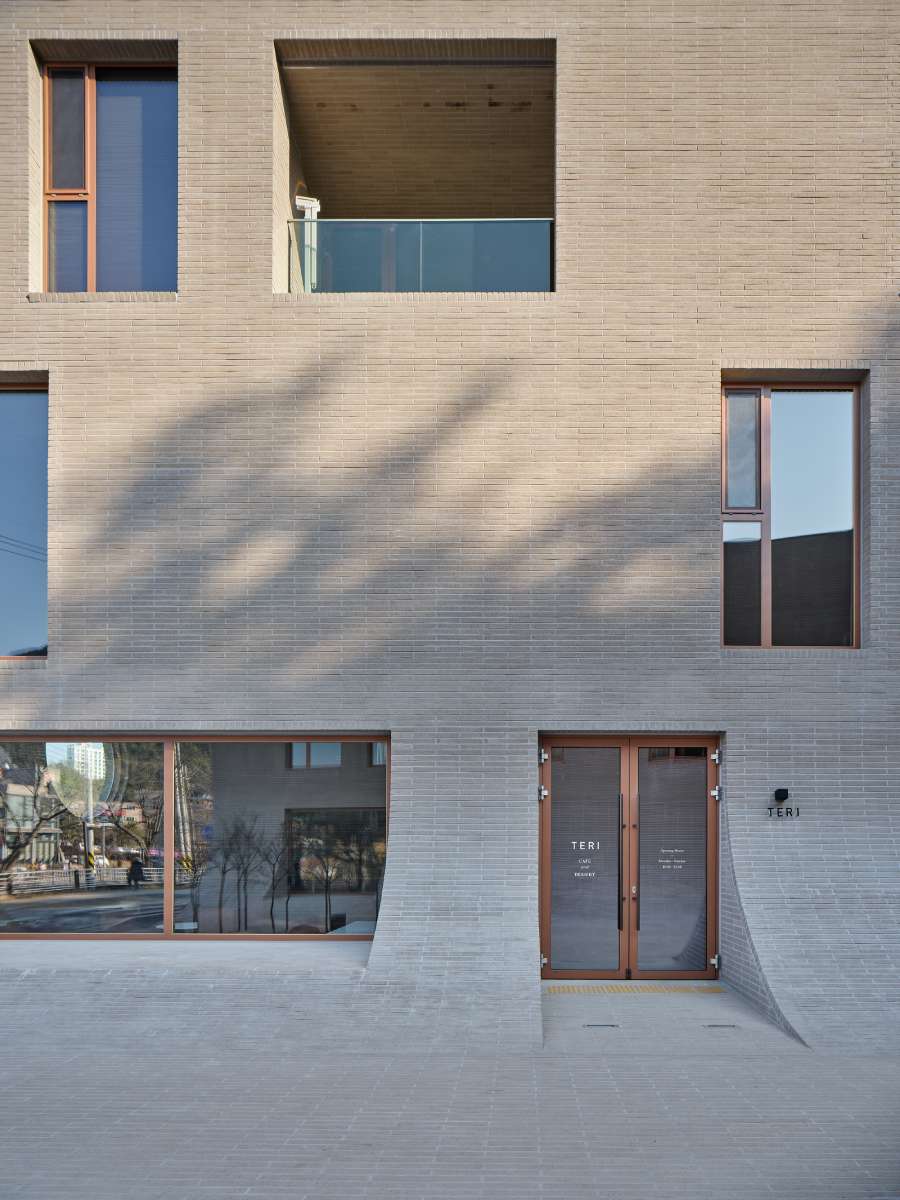 Café TERI: Muros curvos de ladrillos de hormigón para un café en las ...