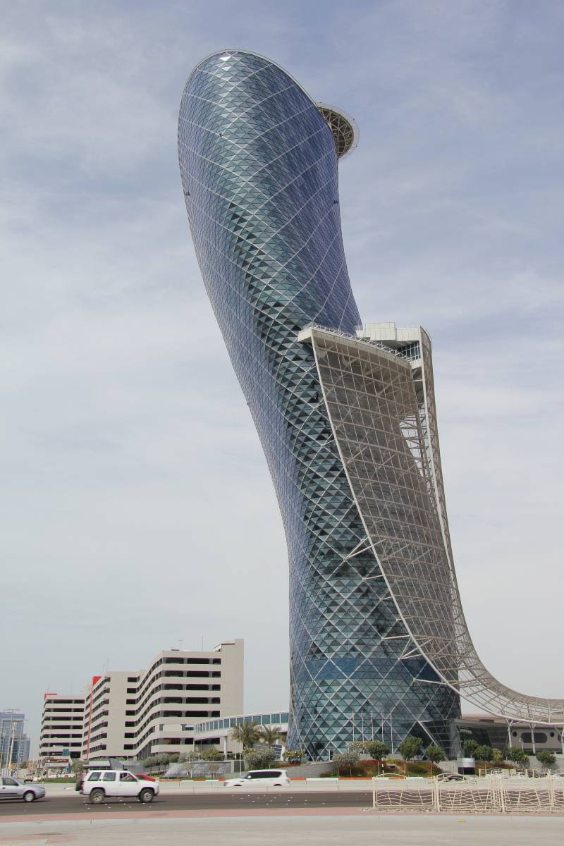 “Capital Gate”: Una torre inclinada con un núcleo de hormigón ...
