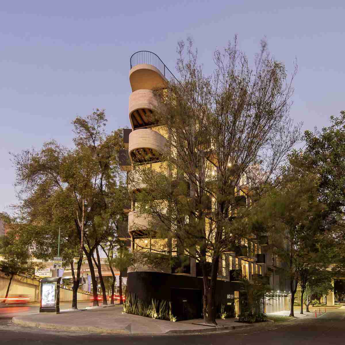 MO288: Un edificio triangular de hormigón en el corazón de Ciudad de ...