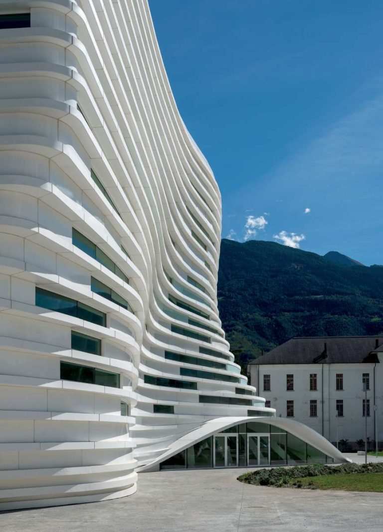 Campus universitario del Valle de Aosta: Un edificio contemporáneo de hormigón que honra su ...